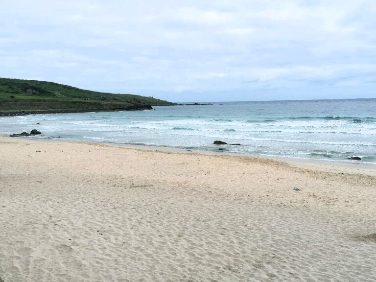 19+ Best Surfing Beaches in Cornwall for Beginners - cornishcompass.com